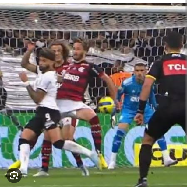 A bola bateu mão, foi pênalti claríssimo e se negar isso é muito clubismo