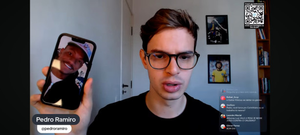 Pedro Ramiro expondo fotos de jogadores na balada..