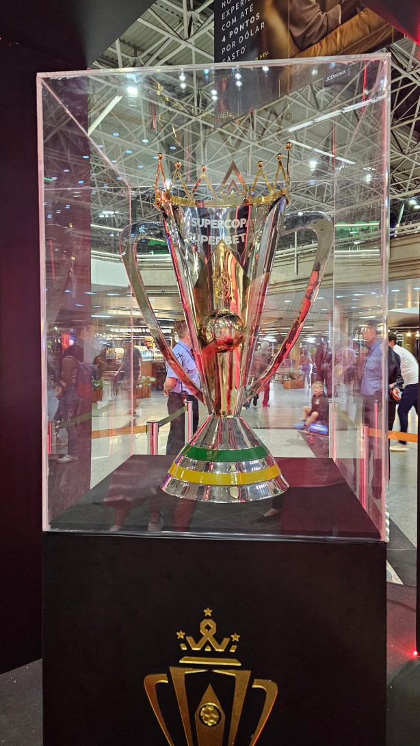 O troféu da Supercopa