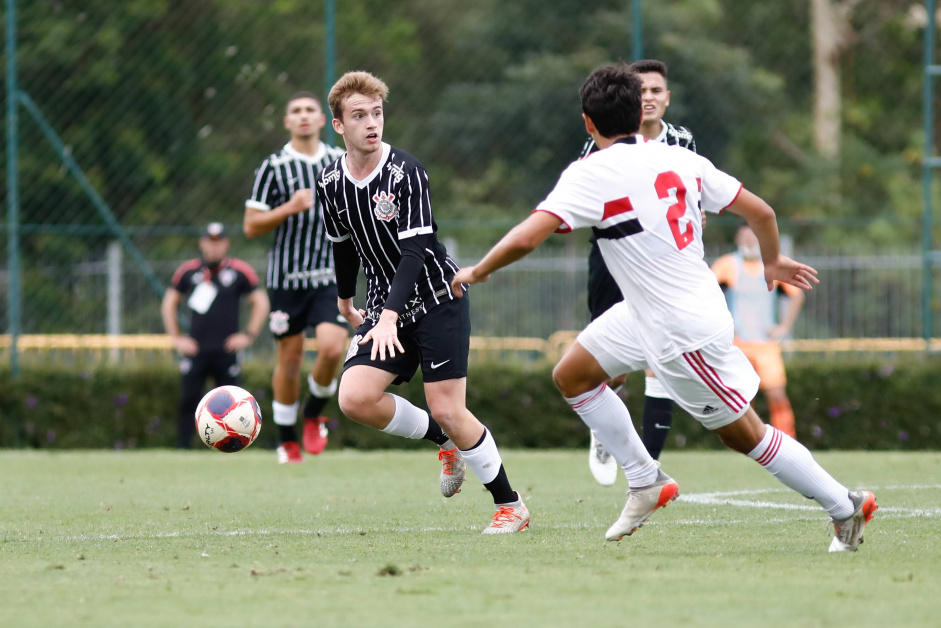 Meia do Sub-20 encaminha saída do Corinthians; irmão também deixa o clube