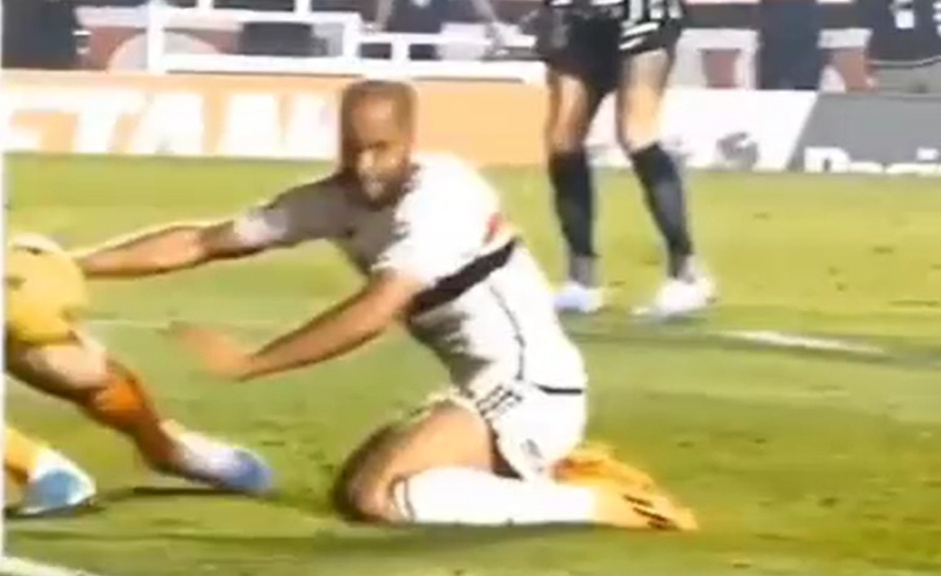 Vídeo exibe novo ângulo e aquece discussão sobre gol de mão em ...