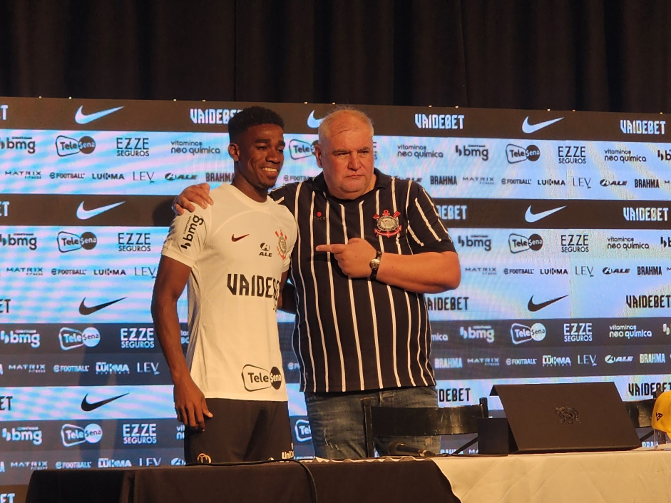 Félix Torres é apresentado oficialmente como jogador do Corinthians e ...