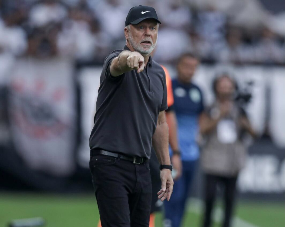 Mano Menezes revela cobranças por jogadas atípicas em derrota do ...