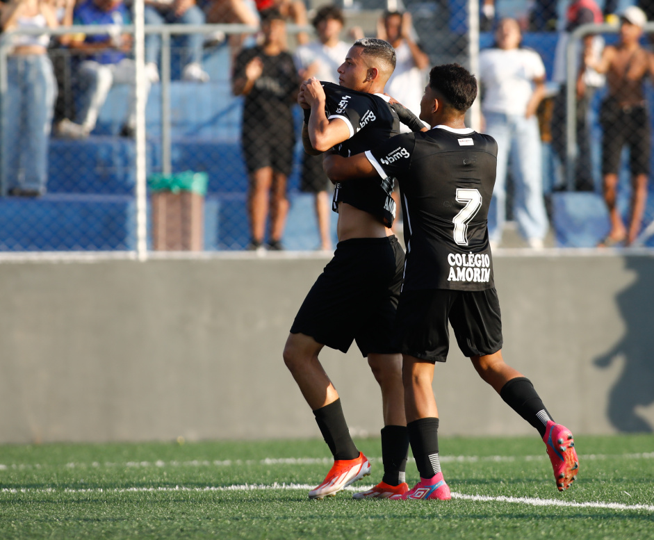 Kayke celebra sequência de gols no Corinthians Sub-20 em meio a ...