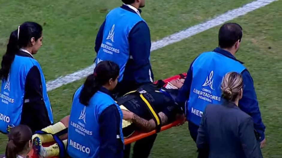 Vic Albuquerque sofre forte choque de cabeça e preocupa o Corinthians