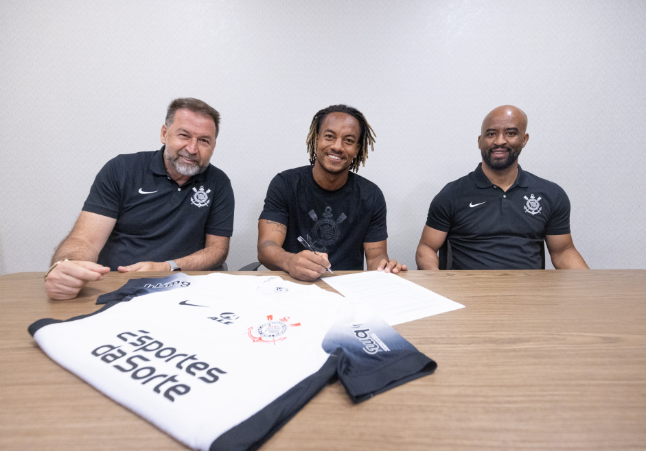Corinthians confirma renovação de André Carrillo; veja o novo contrato