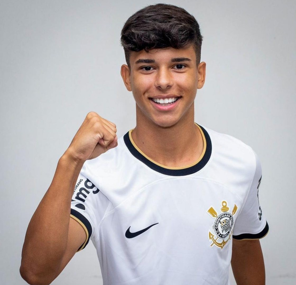 Meia inscrito para a Copinha assina primeiro contrato profissional com o Corinthians; saiba detalhes