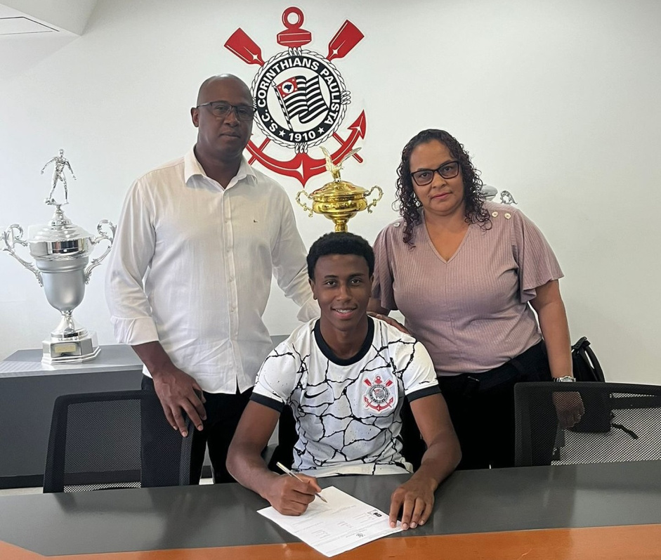 Capitão e caçula do elenco: conheça Pedro Thomas, volante inscrito pelo ...