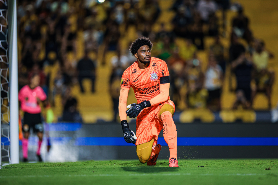 Hugo Souza lidera estatísticas de defesas e pênaltis desde sua estreia ...
