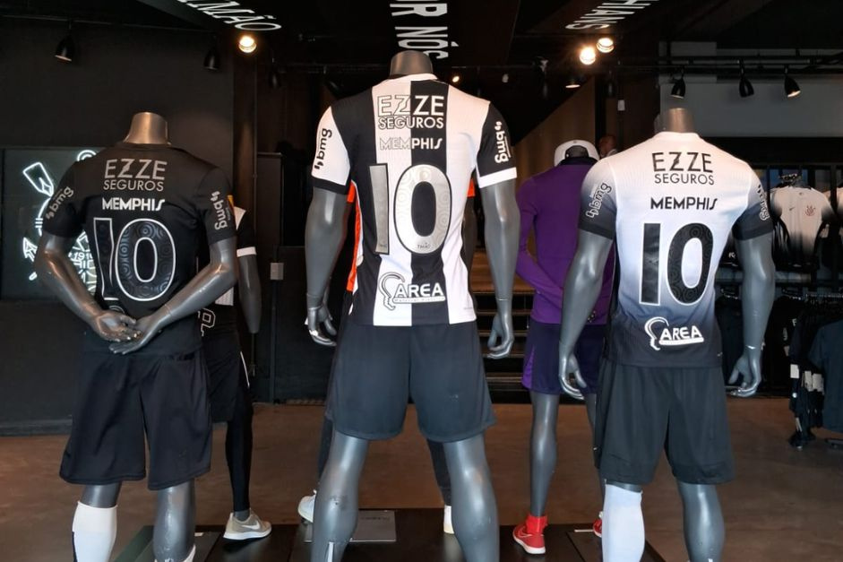 Corinthians lança itens exclusivos de Memphis Depay; veja fotos e preços