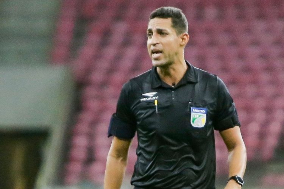 Árbitro de polêmica com pênalti não marcado volta a apitar jogo do ...