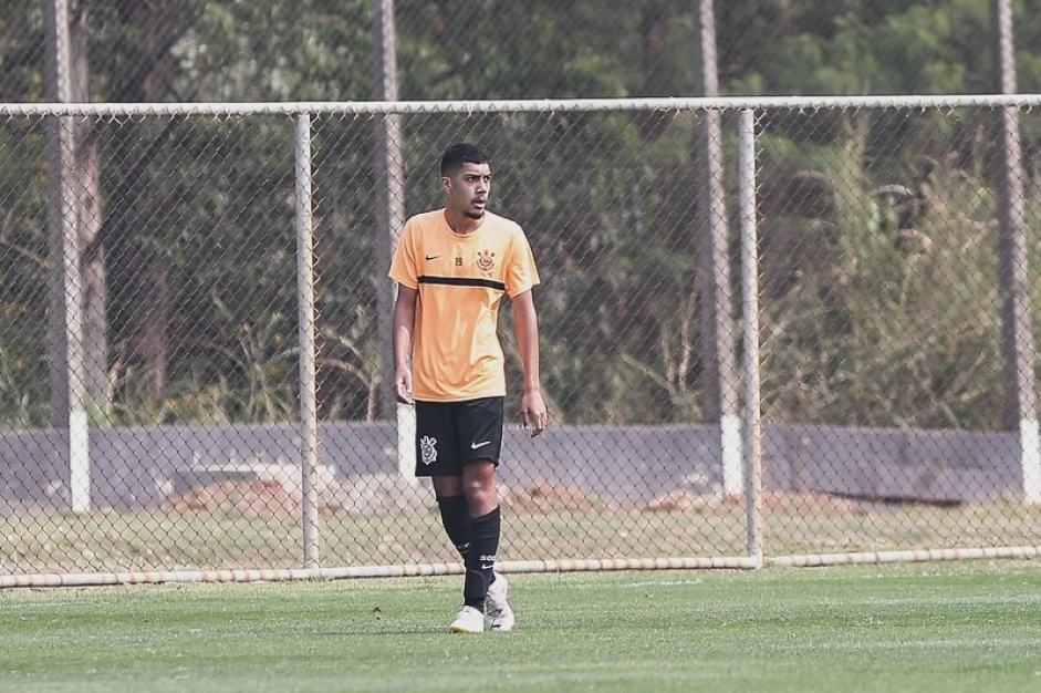 Corinthians renova contrato de lateral que nunca estreou pelo clube