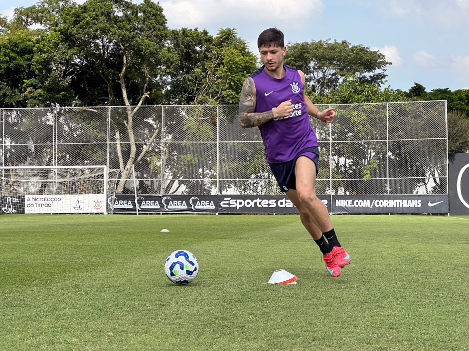 Rodrigo Garro volta a treinar com bola no Corinthians