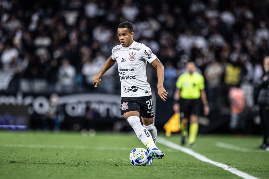 Atacante revelado pelo Corinthians aparece entre os três melhores ...