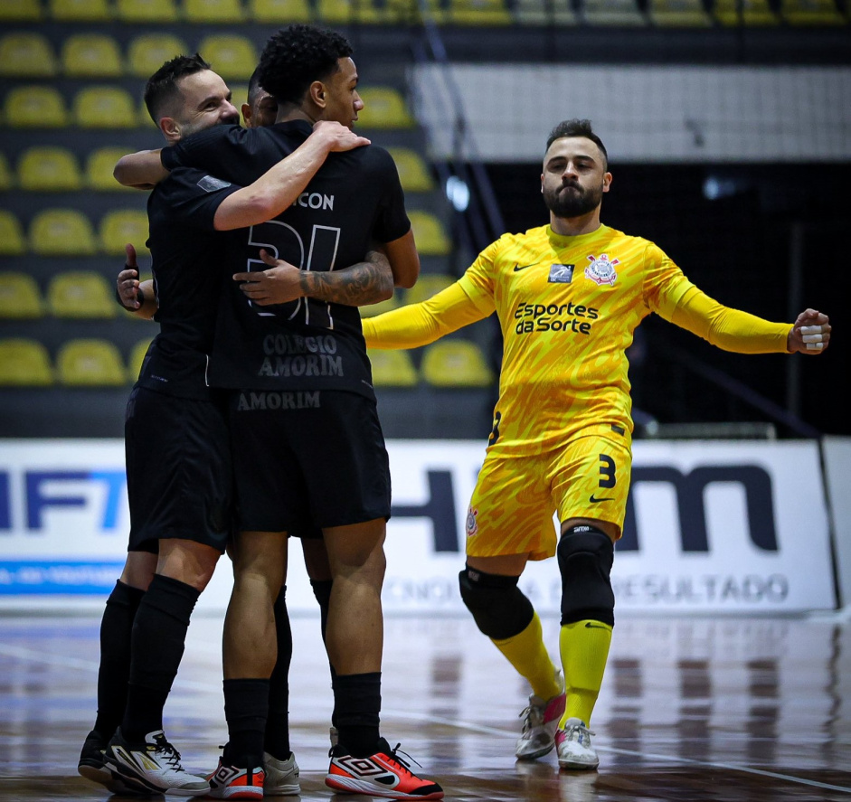 Corinthians faz gol nos segundos finais e vence o Minas pela LNF