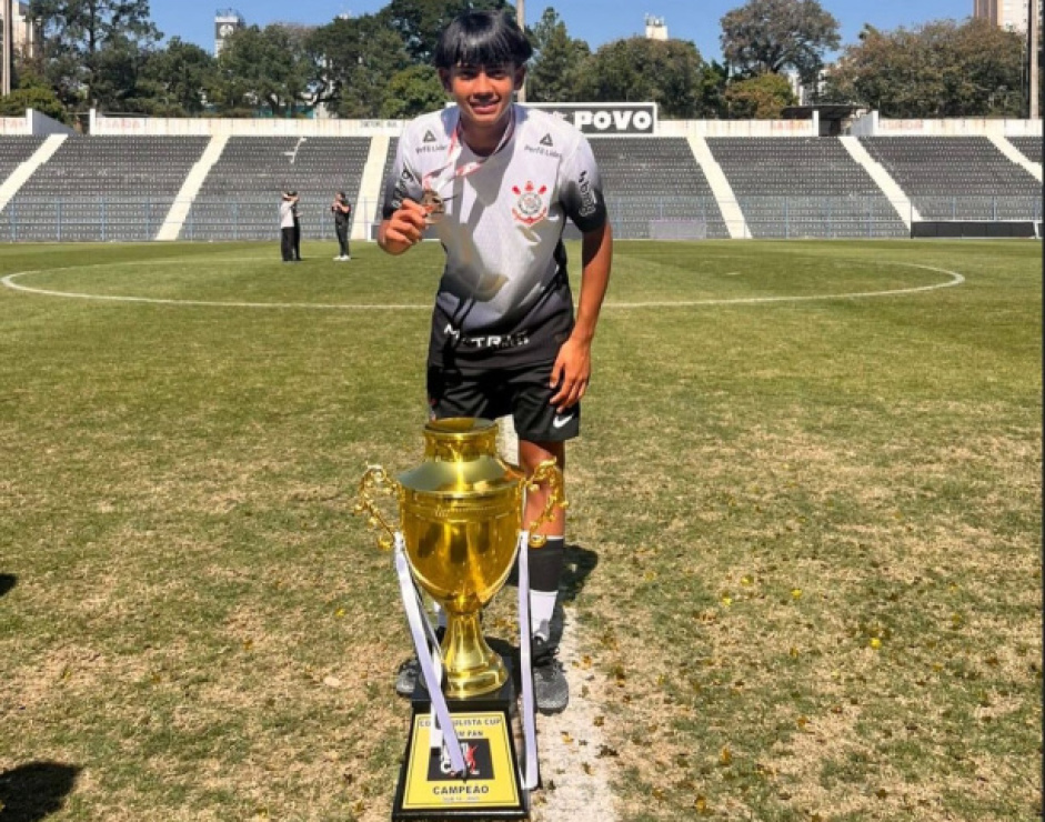Meia comemora primeiro gol pelo Sub-17 do Corinthians em Dérbi