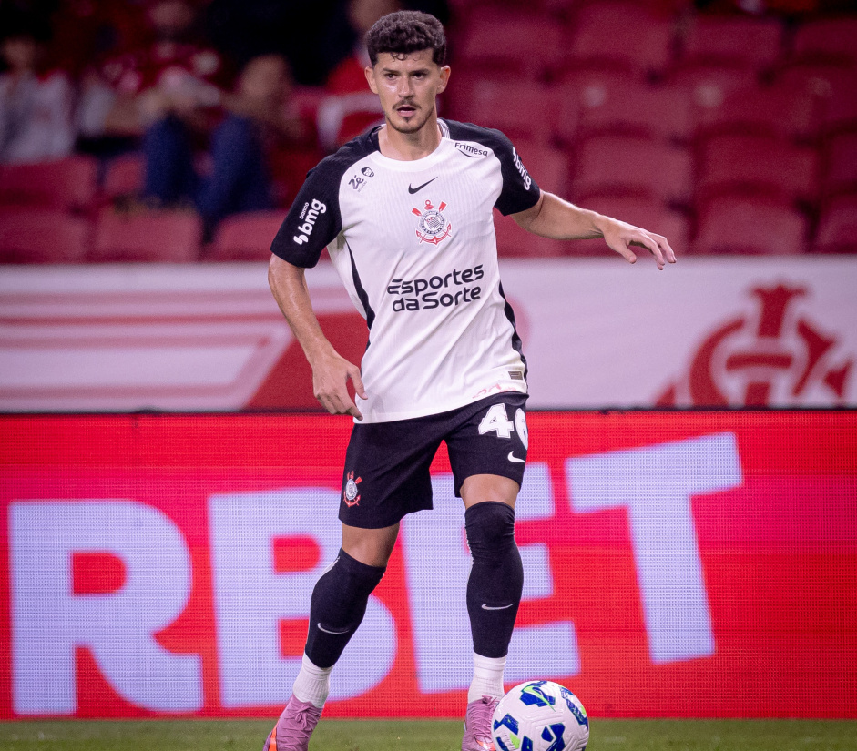 Lateral do Corinthians retorna ao time titular depois de quase cinco meses