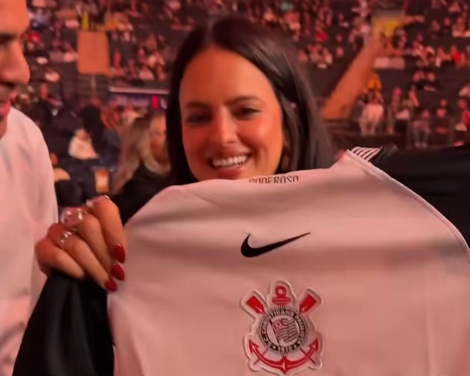Influenciadora norte-americana ganha camisa do Corinthians de lutador ...