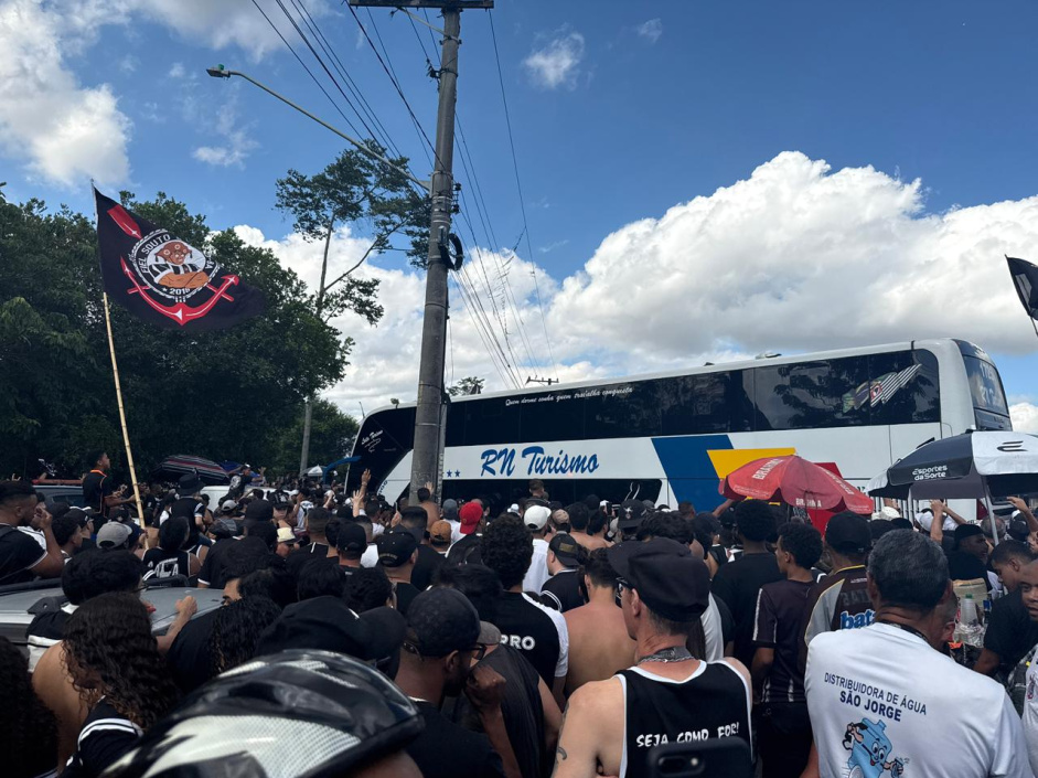 Fiel faz festa para o elenco do Corinthians antes de viagem para final ...