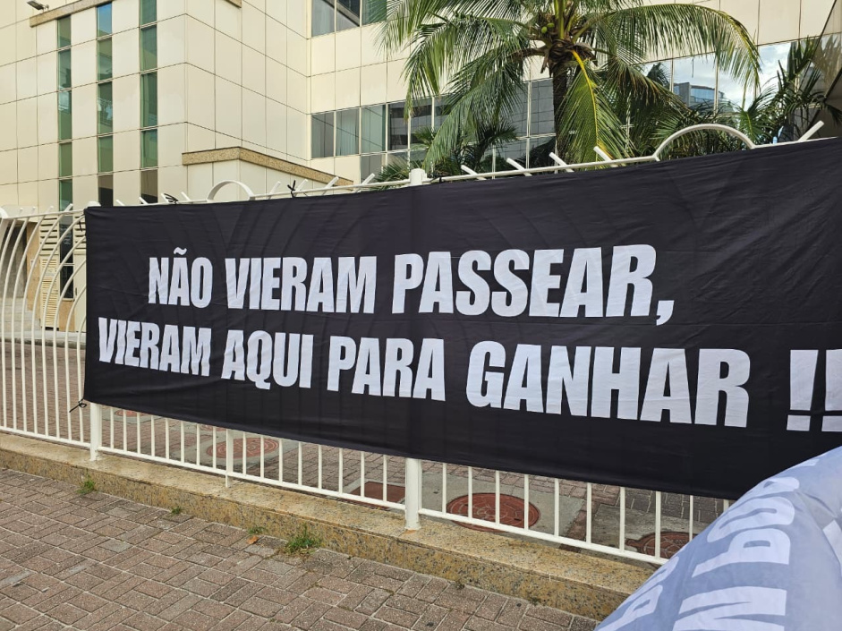 Torcida do Corinthians exibe faixas de cobrança ao elenco antes de ...