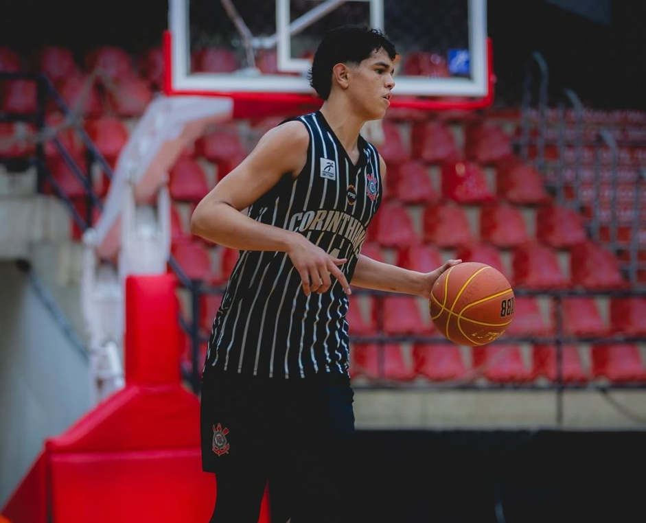 Irmão de brasileiro da NBA deixa o Corinthians e assina com rival paulista