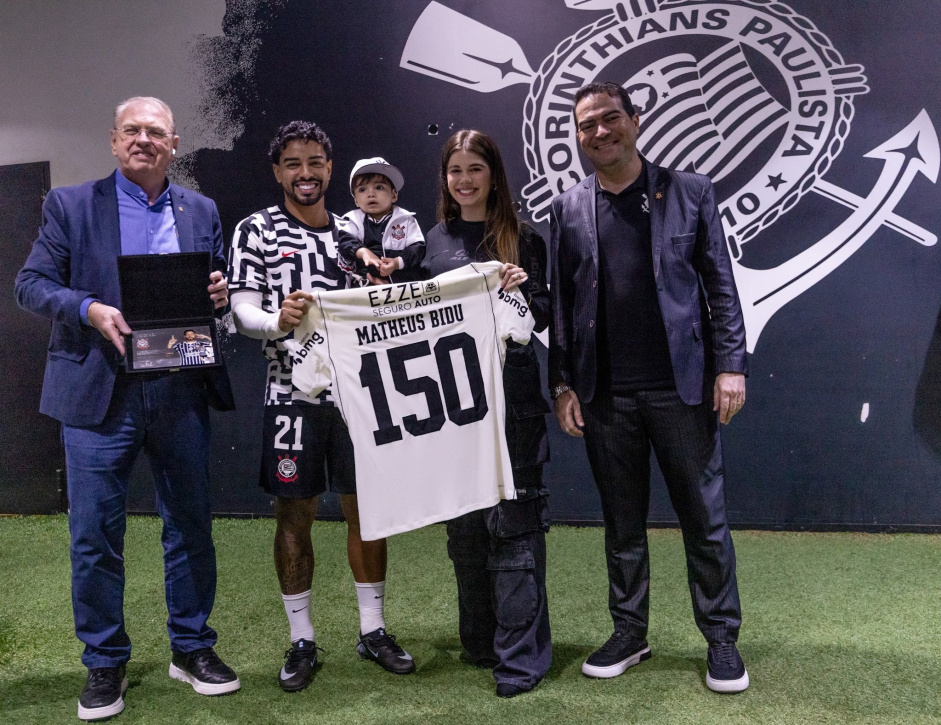 Corinthians homenageia lateral por 150 jogos pelo Timão