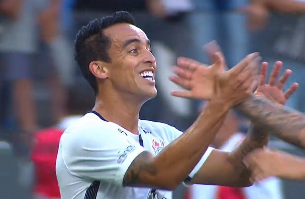 Jadson faz gol de falta contra o Atlético-MG