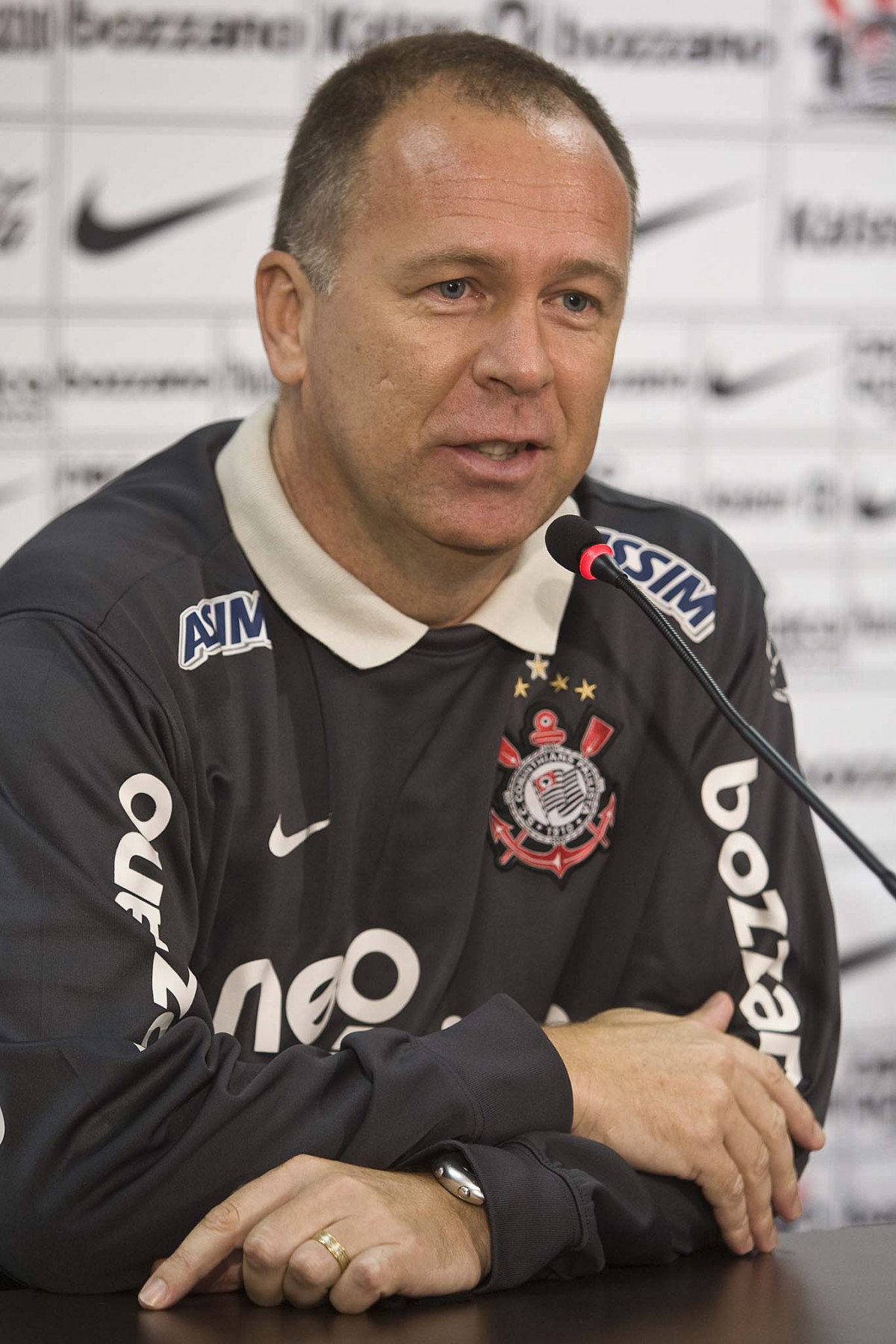 Mano Menezes Concede Entevista Após O Treino Do Corinthians Realizado