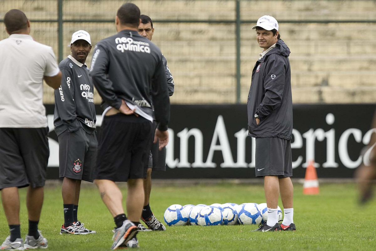 Ronaldo chega para o treino e o técnico Adilson Batista observa durante ...