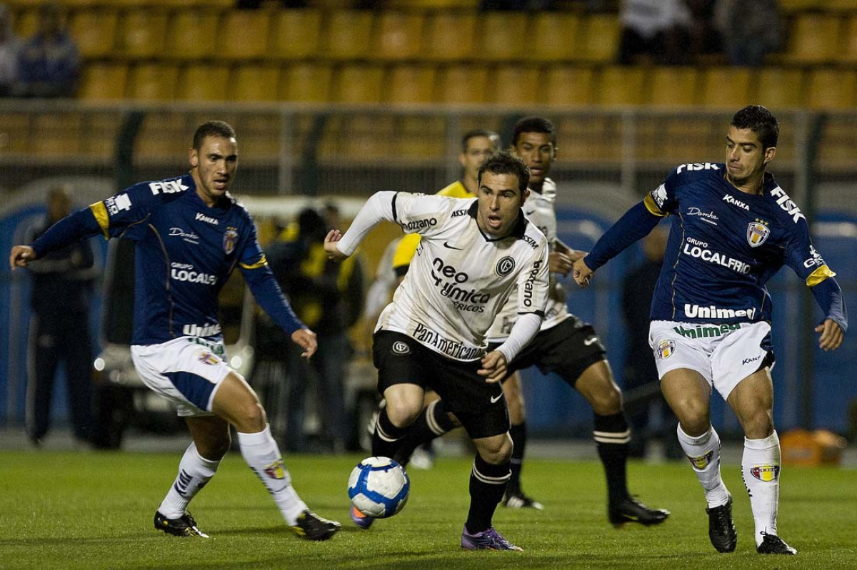 Rodrigo Mancha; Bruno Cesar e Roberto durante a partida entre ...