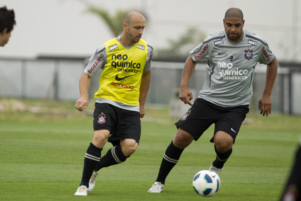 Alessandro e Adriano durante o treino esta manhã no CT Joaquim Grava ...