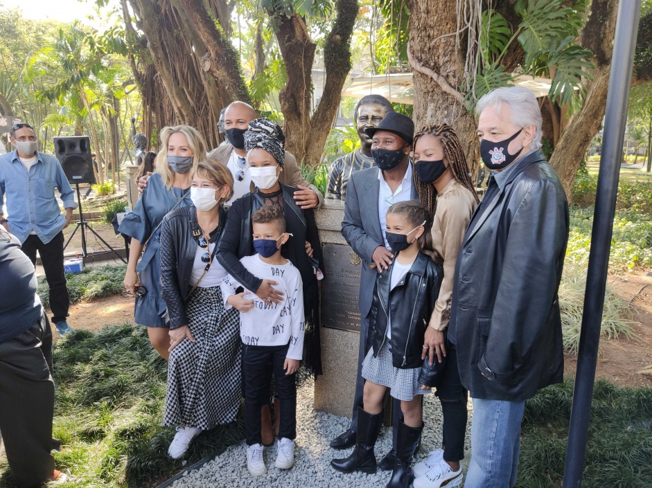 Wladimir, Adilson e família durante a inauguração do busto do ex ...
