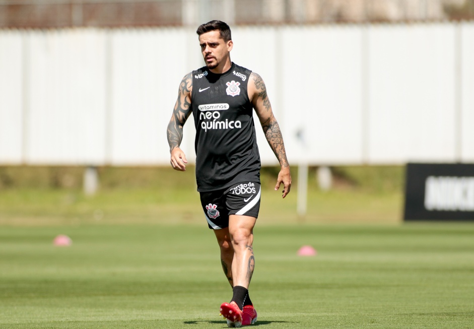 Lateral Fagner durante treino no CT do Corinthians