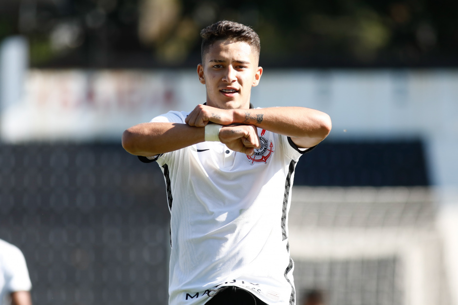 Keven comemorando seu gol contra o XV de Jaú, pelo Paulista Sub-20