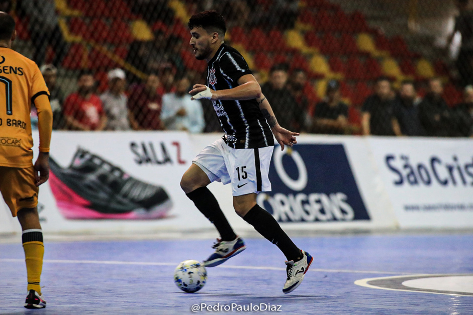 Levy controla a bola durante o duelo contra o Magnus