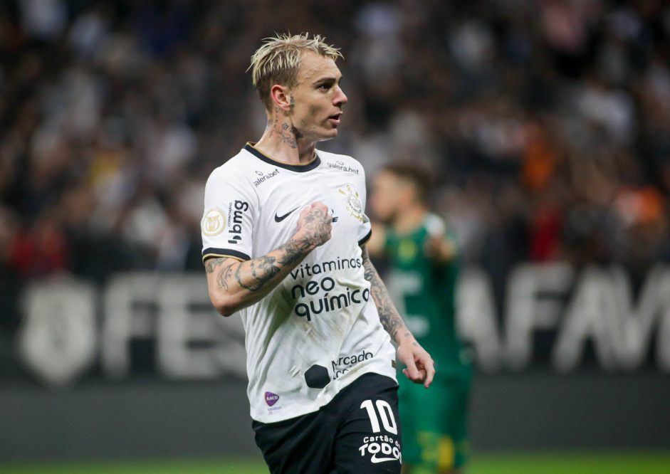 Róger Guedes festejando o gol marcado contra o Cuiabá
