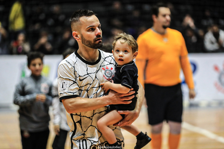 Deives posando antes do confronto do Corinthians pela Liga Nacional de ...
