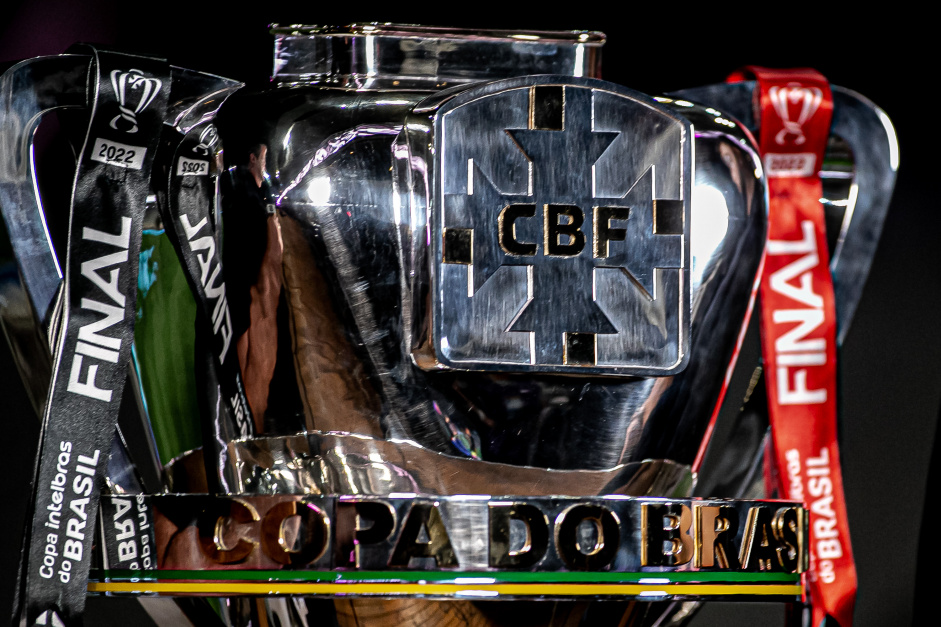 Taça da Copa do Brasil no pré-jogo entre Corinthians x Flamengo