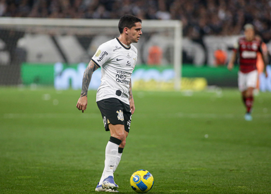 Fagner durante partida de ida da final da Copa do Brasil