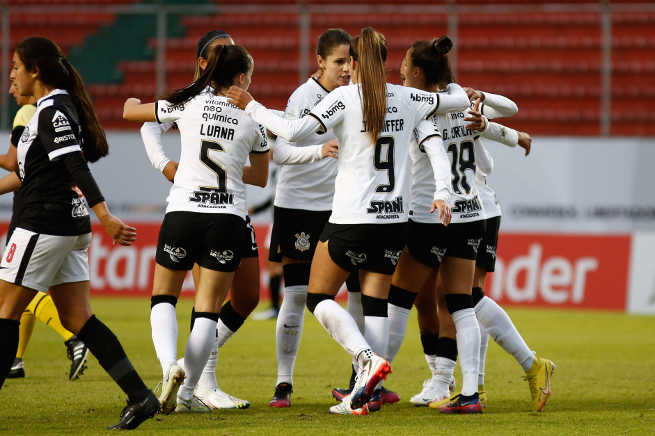 Elenco do Corinthians comemorando gol contra o Olímpia