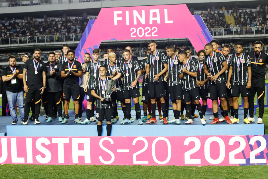 Elenco do Corinthians posa para foto com troféu de vice em final do ...