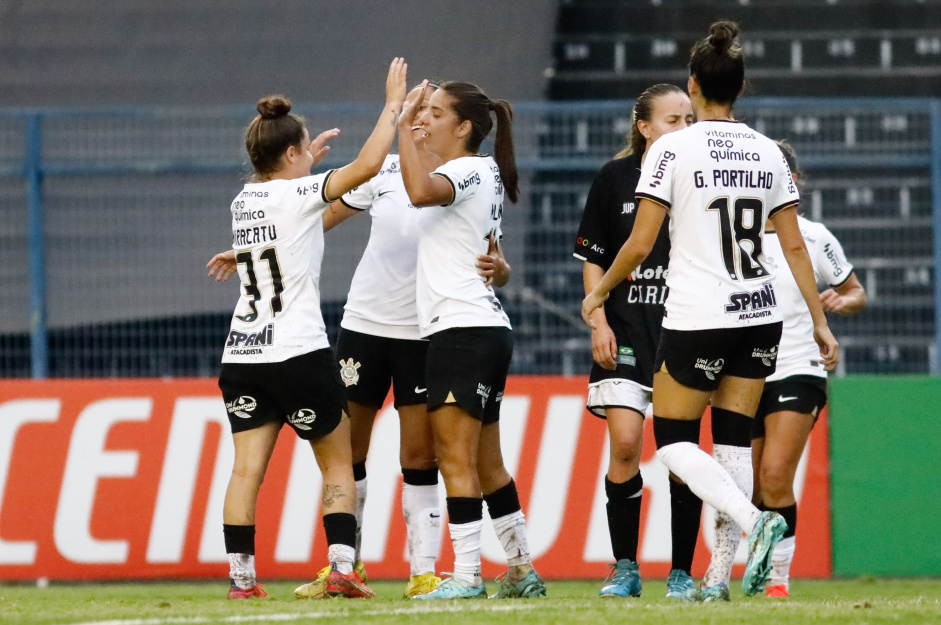Elenco do Corinthians em comemoração do gol de Millene contra o São ...