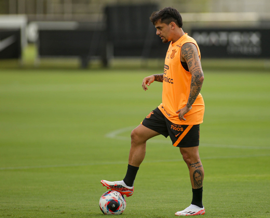 Fagner durante treino do Corinthians
