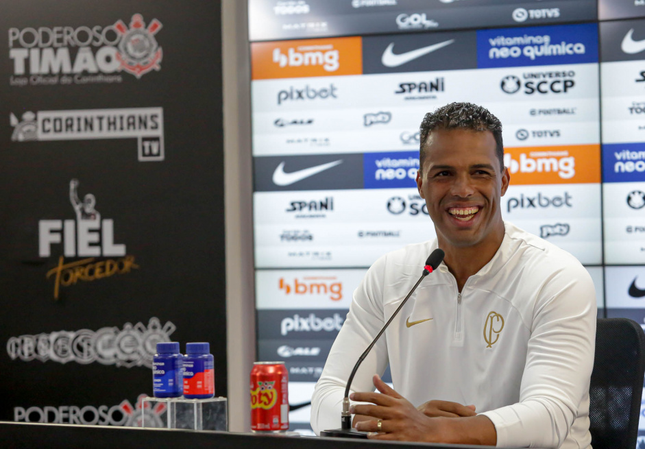 Fernando Lázaro foi apresentado no CT Joaquim Grava