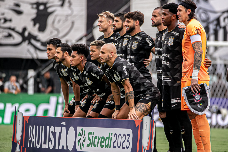Elenco do Corinthians na foto antes do clássico