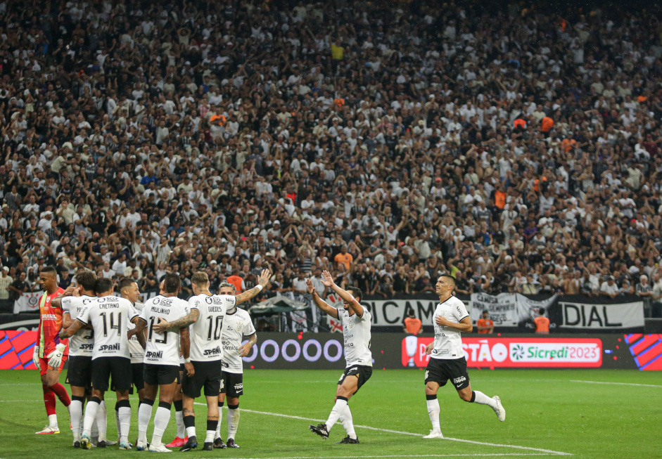 Time do Corinthians na comemoração de um dos gols
