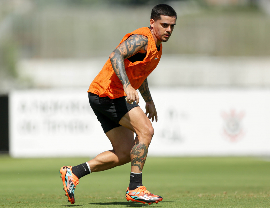 Fagner durante treino do Corinthians de olho na estreia da Libertadores ...