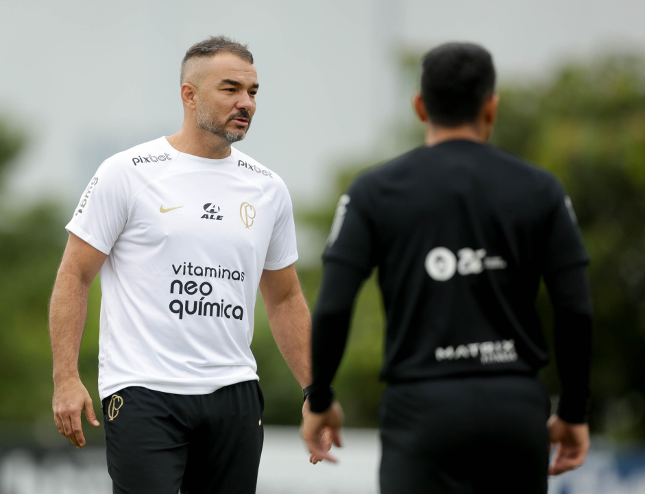 Daniel Félix comandando o aquecimento dos jogadores