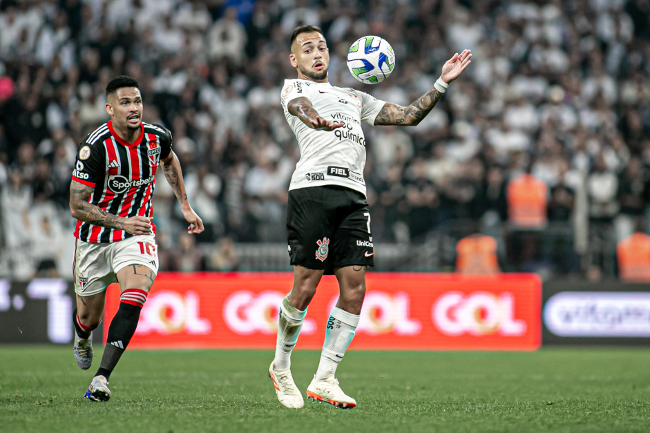 Maycon domina a bola no peito em jogo contra o São Paulo
