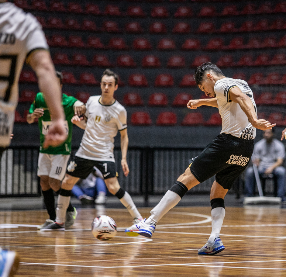 Yan observa Daniel arriscando finalização em jogo do Corinthians contra ...